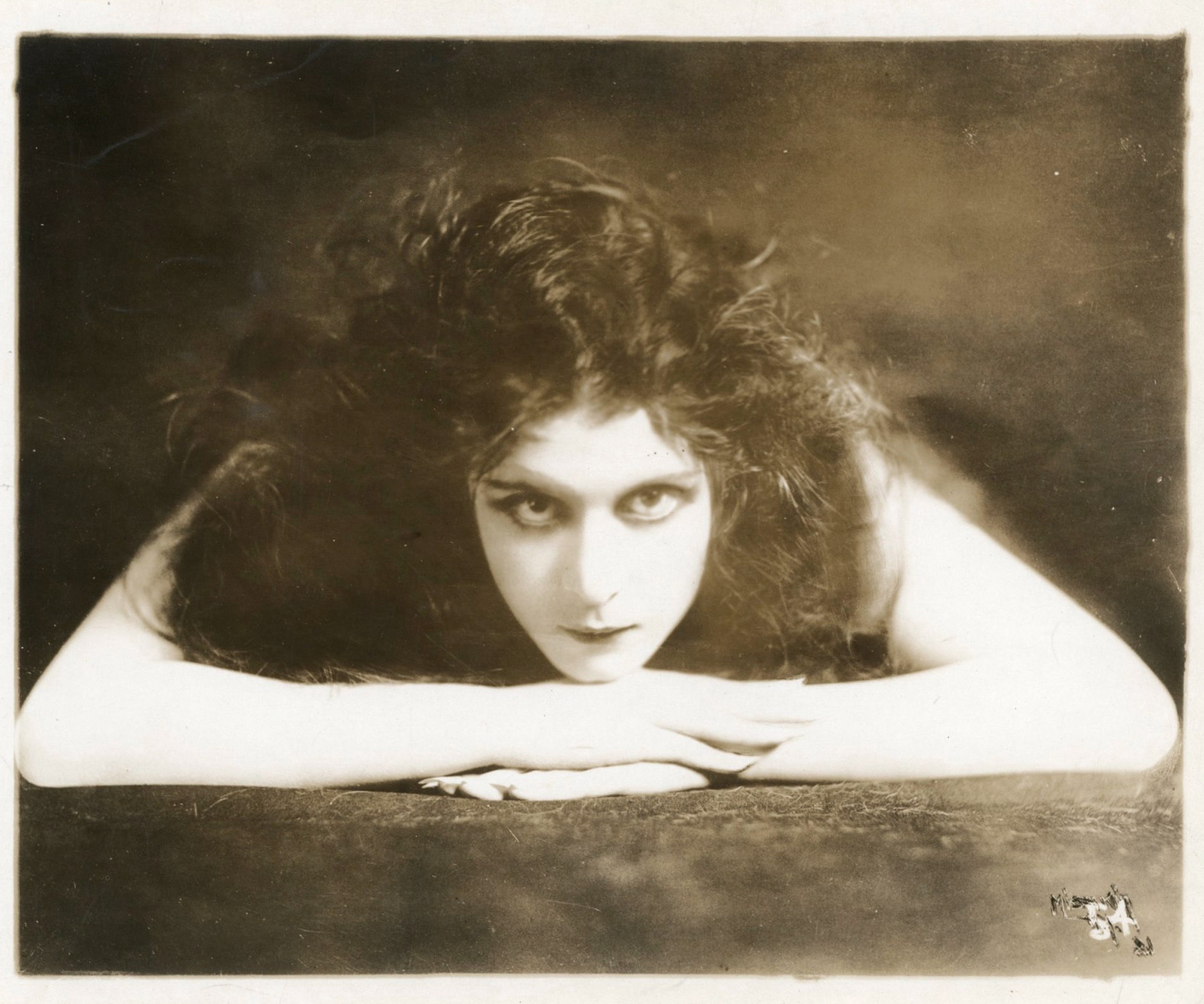 Icon Of The Month: Theda Bara | Raz's Midnight Macabre