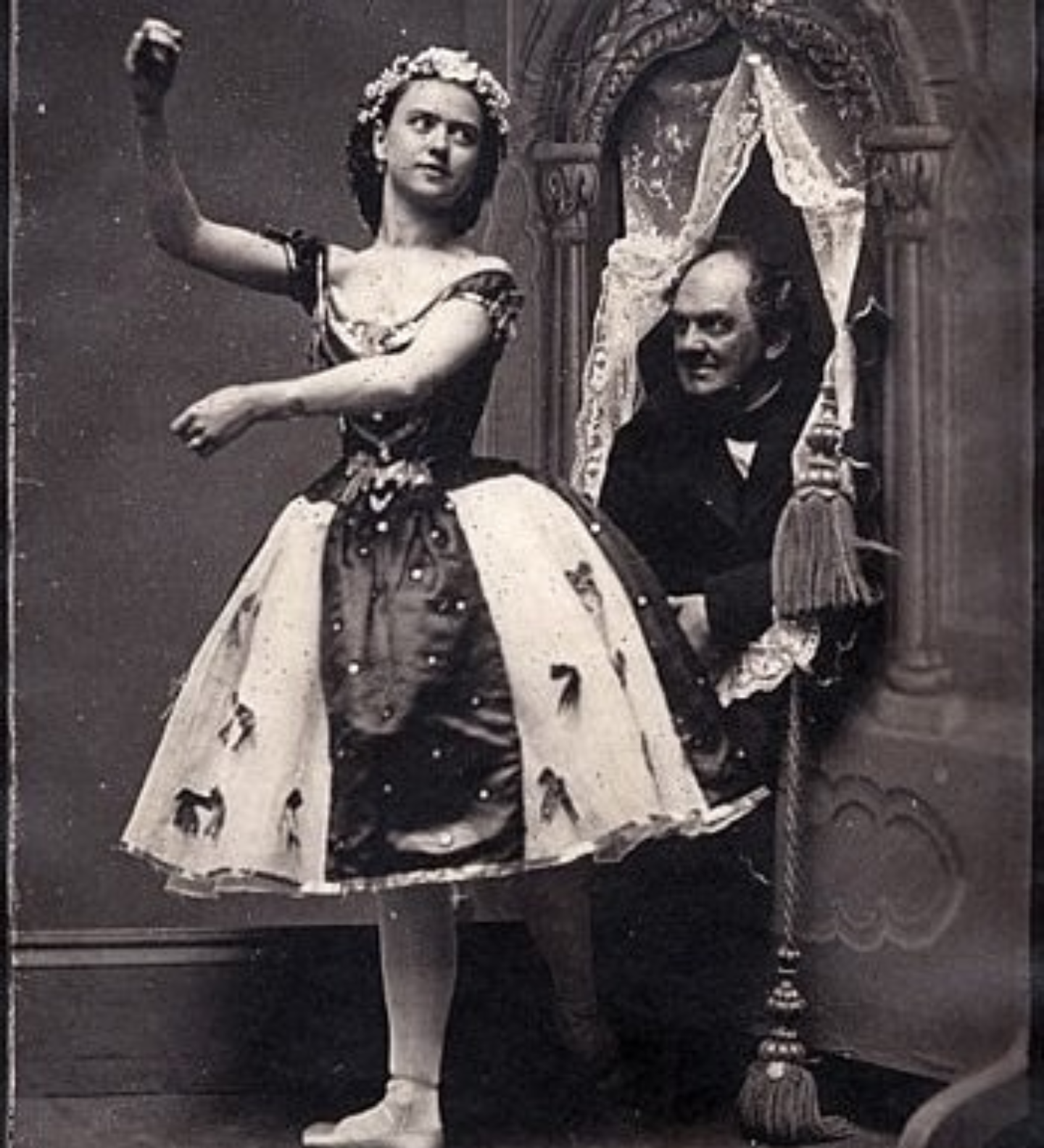 The History Of The Freak Show | Raz's Midnight Macabre